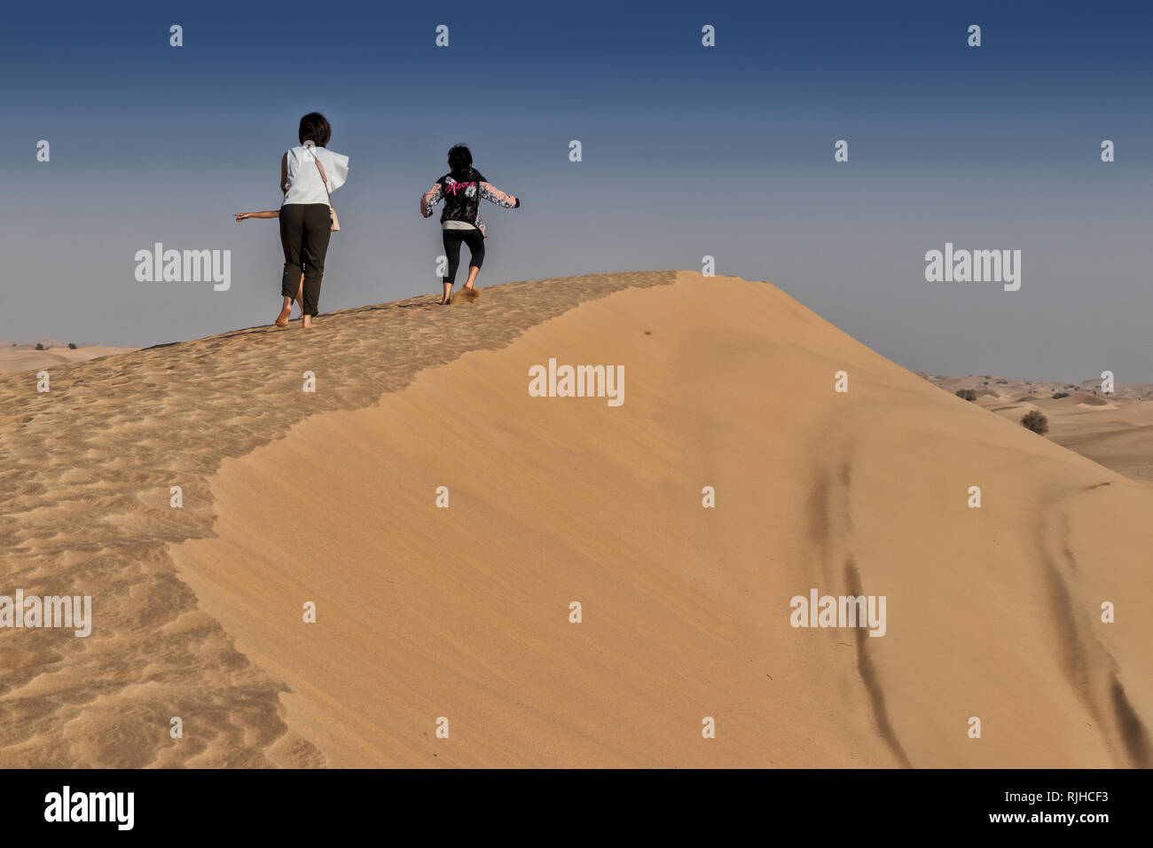 Tourists having fun in the desert of Abu Dhabi. UAE Stock Photo - Alamy