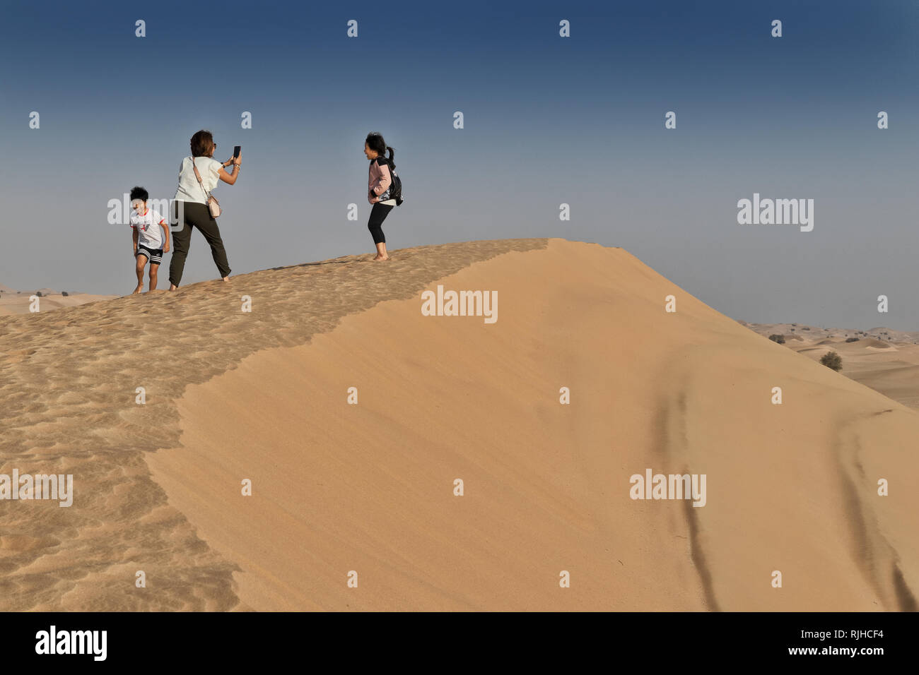 UAE/ABUDHABI - 13 DEZ 2018 - Tourists having fun in the desert of Abu ...