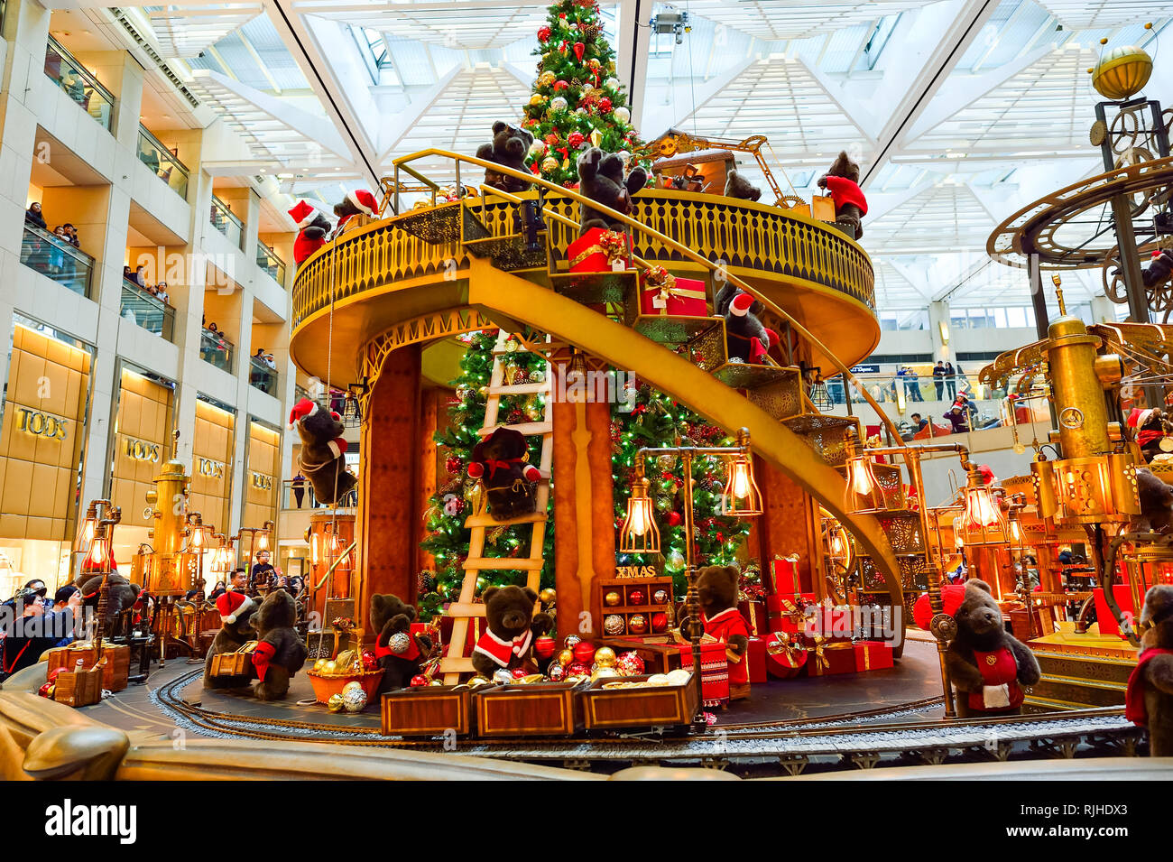 HONG KONG - DECEMBER 25, 2015: interior of the Landmark shopping mall ...