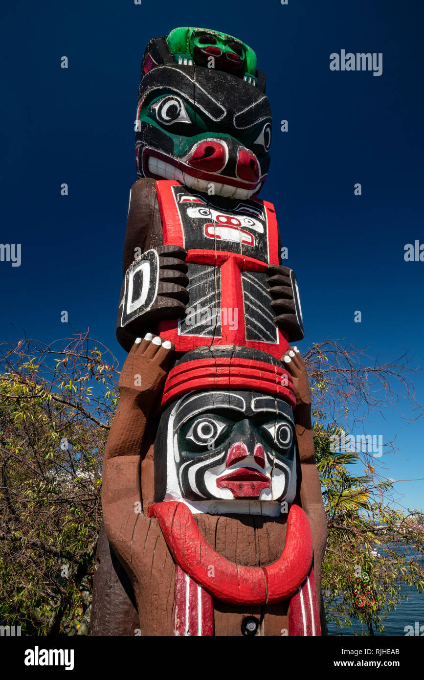Victoria Bear Totem Stock Photo - Alamy