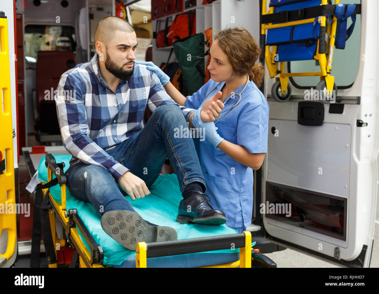 Paramedic man running medical kit hi-res stock photography and images ...