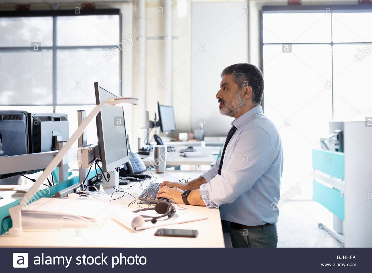 50 men working desk hi-res stock photography and images - Alamy
