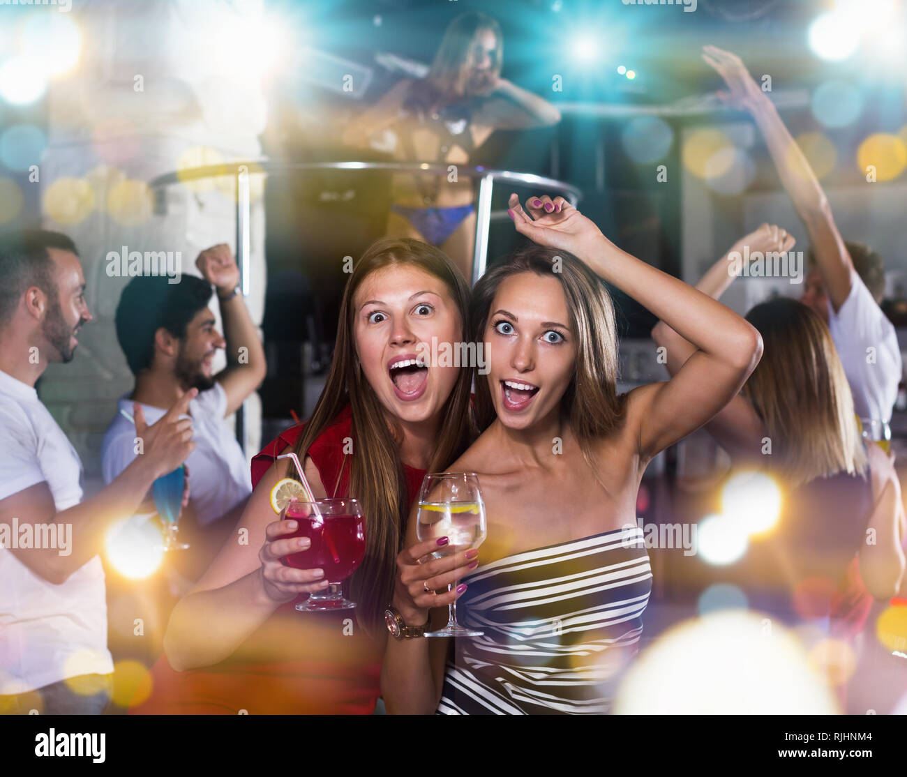 Drinks nightclub friends couple hi-res stock photography and images - Alamy