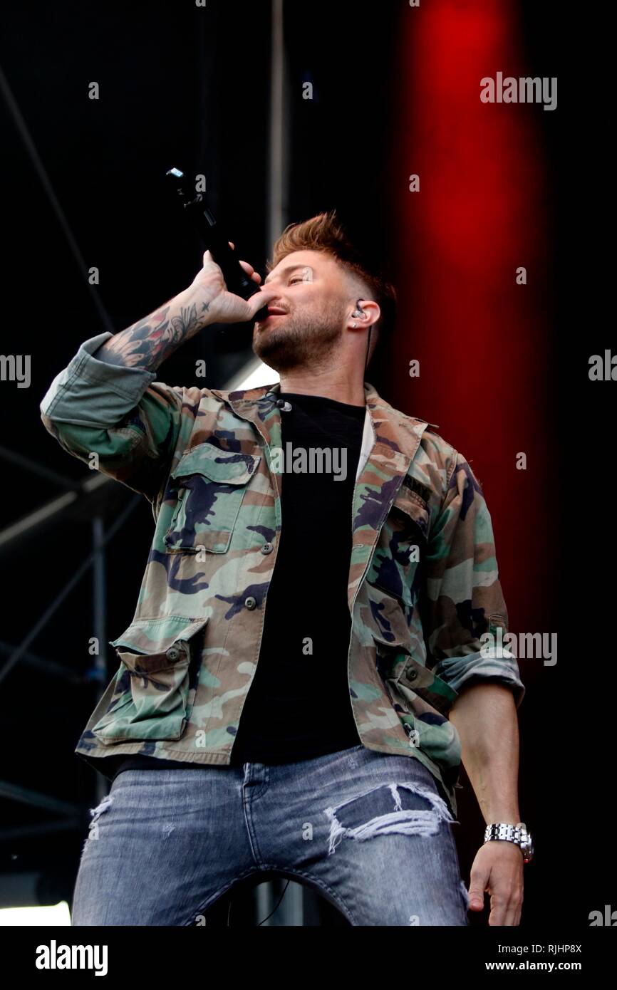 Blue boy band hi-res stock photography and images - Alamy