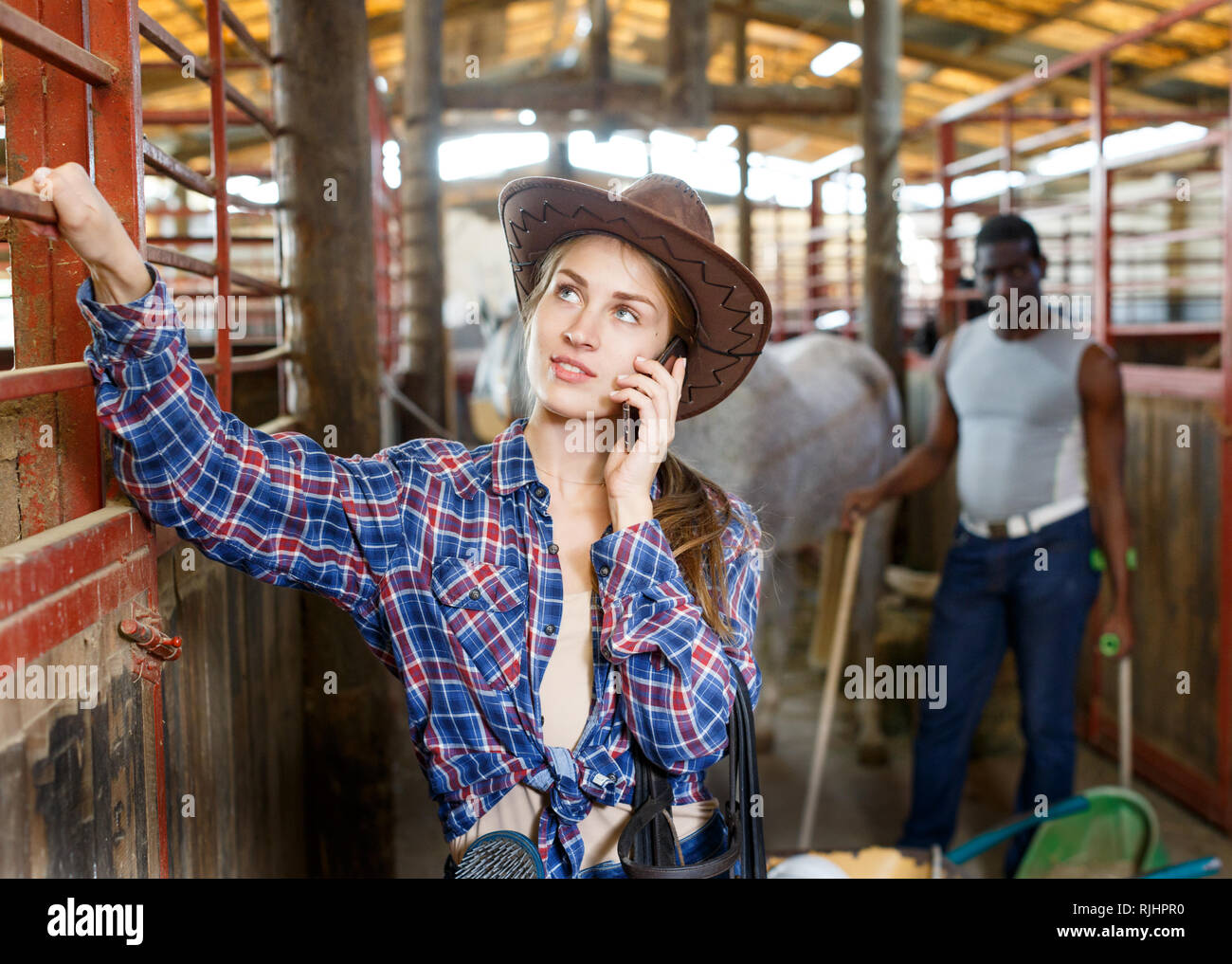 African mobile farmer hi-res stock photography and images - Alamy