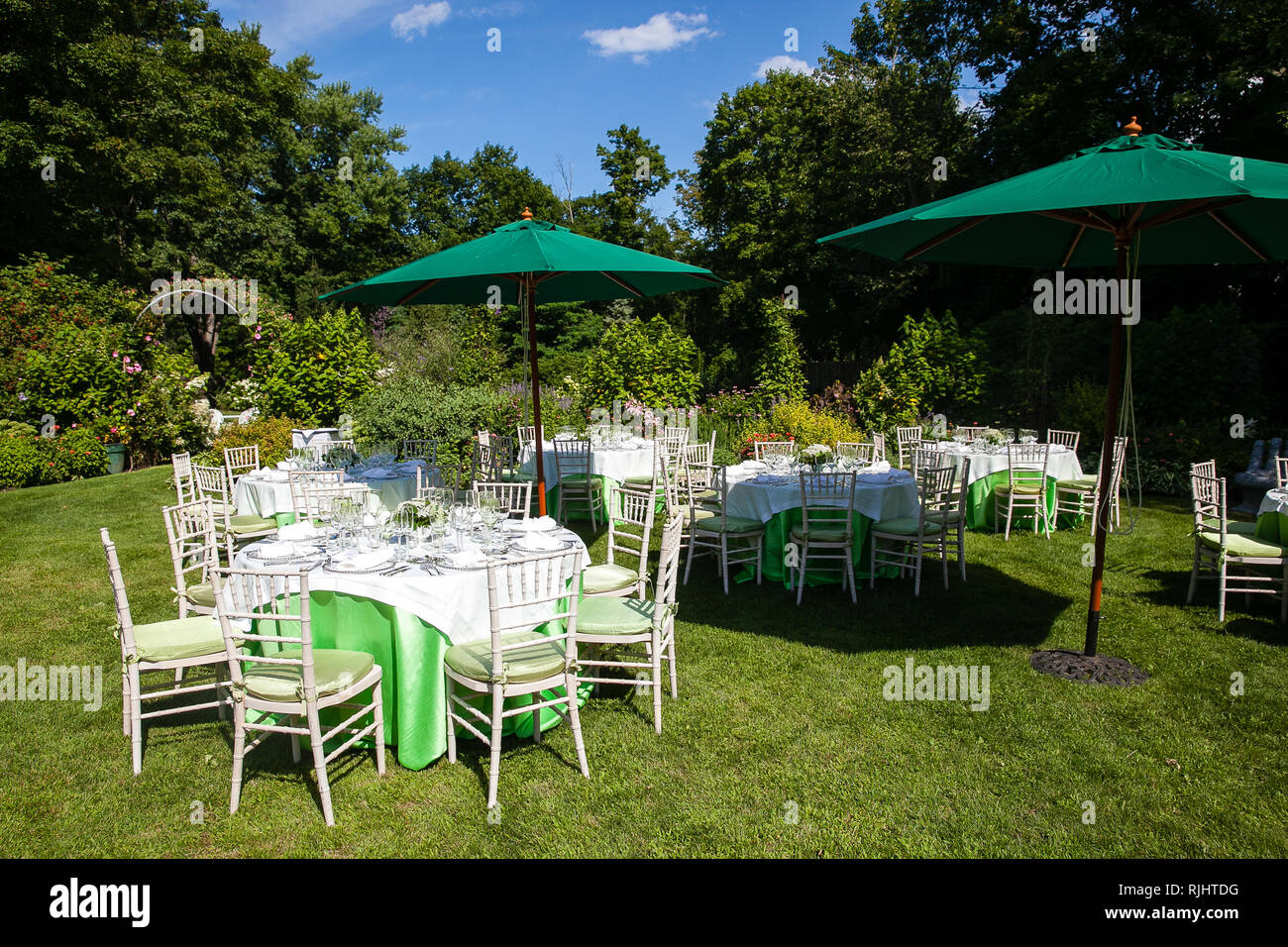Outdoor tables set for fine dining during a wedding Stock Photo - Alamy