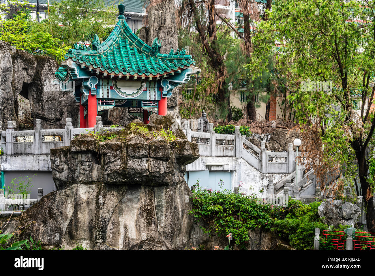 The Wong Tai Sin Temple gardens and ponds complex in Kowloon, Hong Kong ...