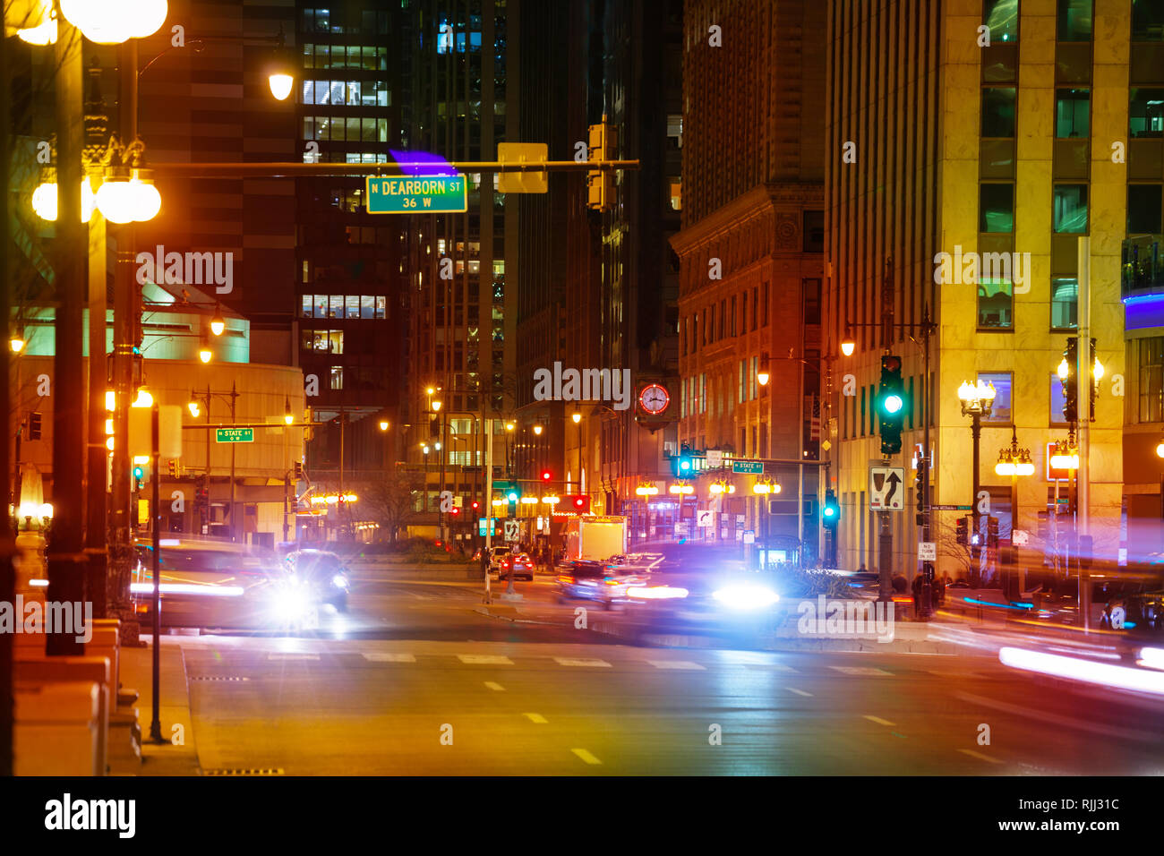 Downtown chicago street intersection hi-res stock photography and ...