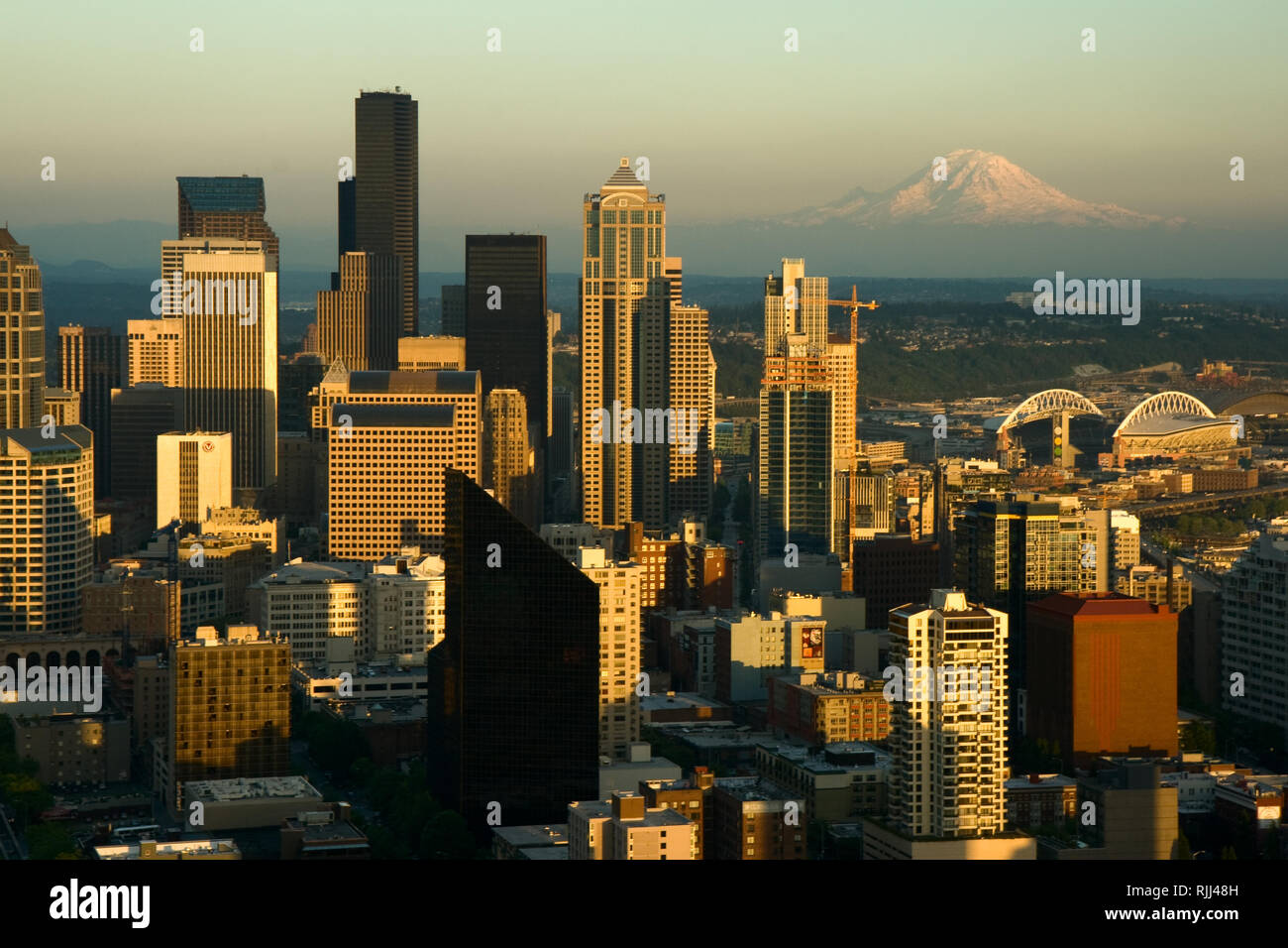 Seattle skyline mt rainier hi-res stock photography and images - Alamy
