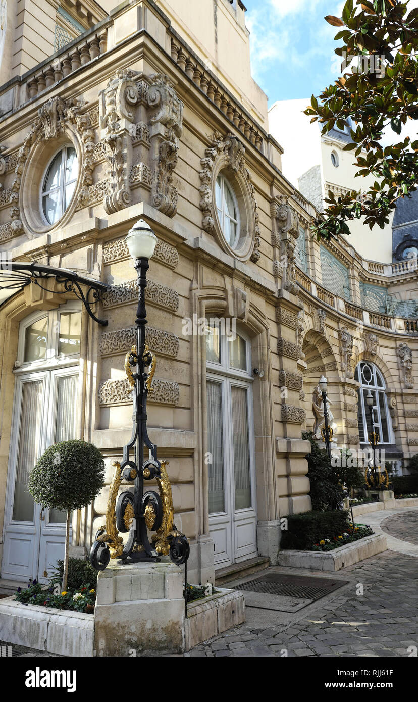 The traditional facade of Parisian building, France Stock Photo - Alamy