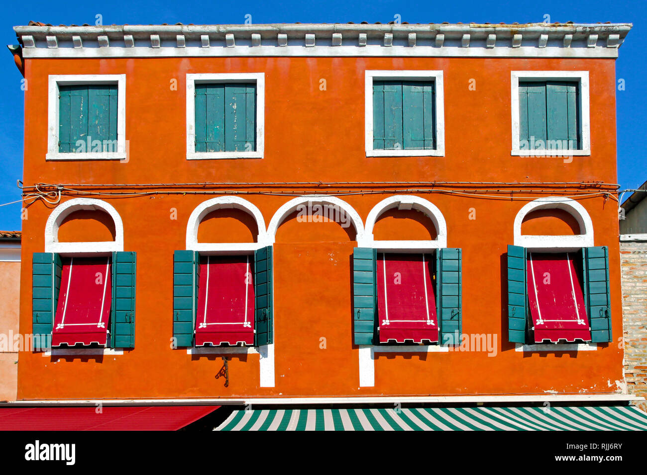 Retro windows hi-res stock photography and images - Alamy