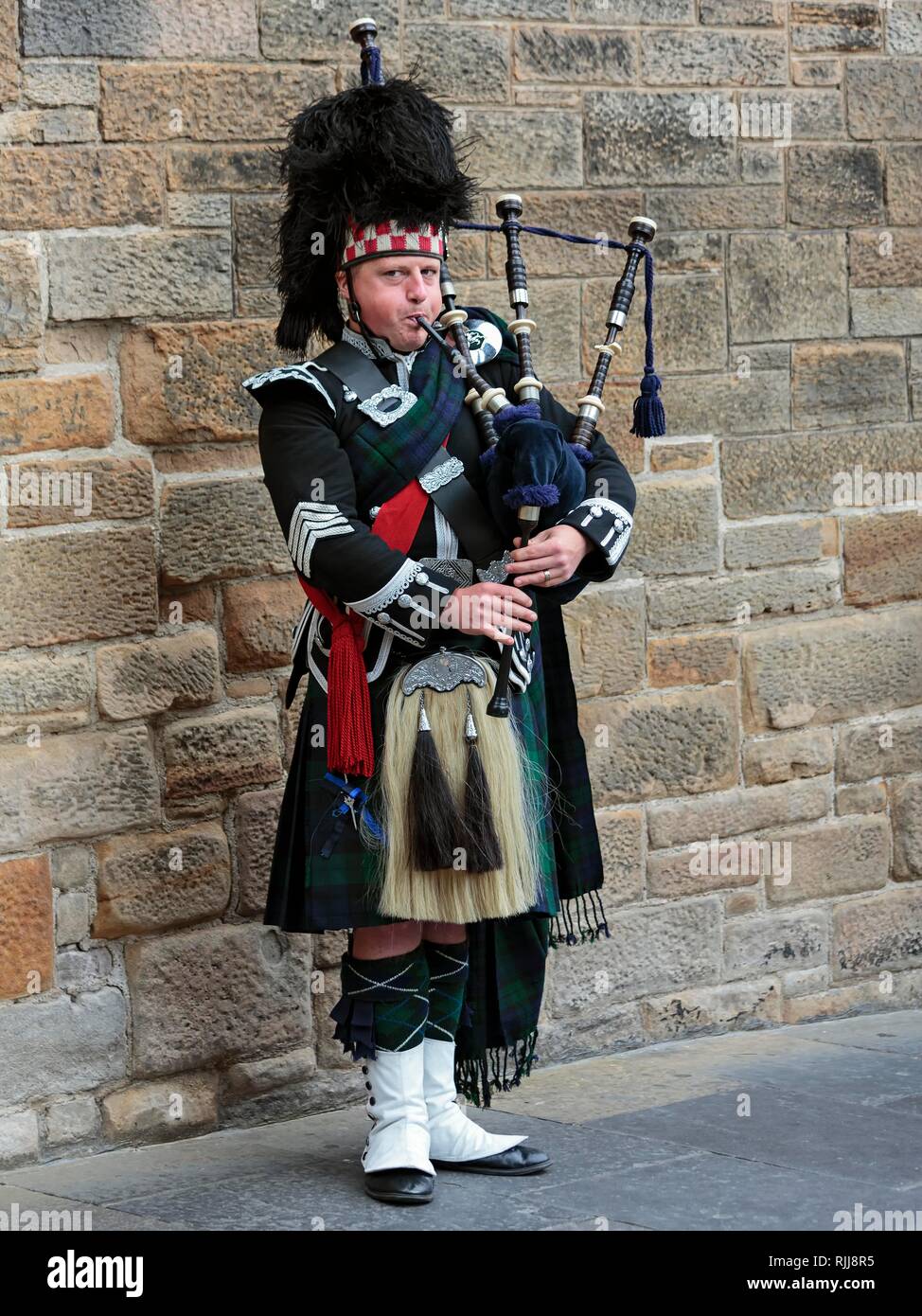 Scotland bagpiper hi-res stock photography and images - Alamy
