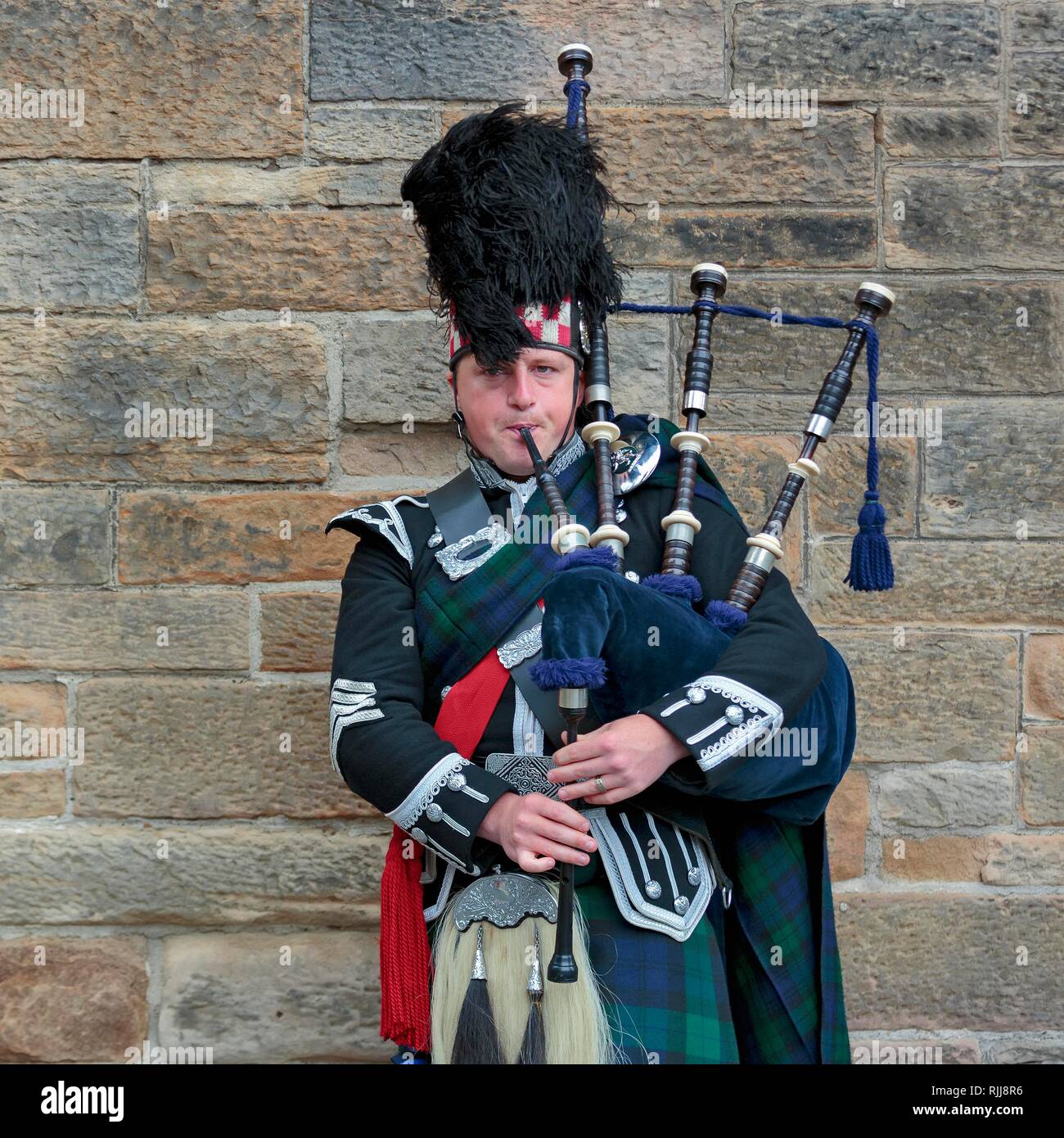 Bagpiper, Old Town of Edinburgh, Lothian, Scotland, United Kingdom ...