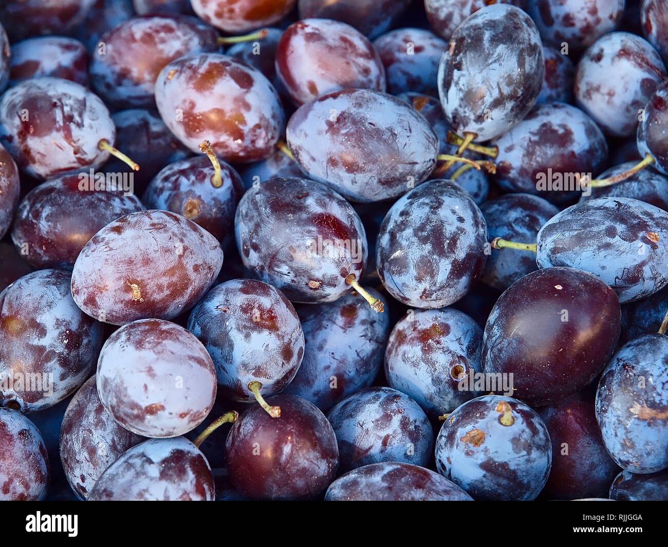 Fresh ripe plums at a food market Stock Photo - Alamy