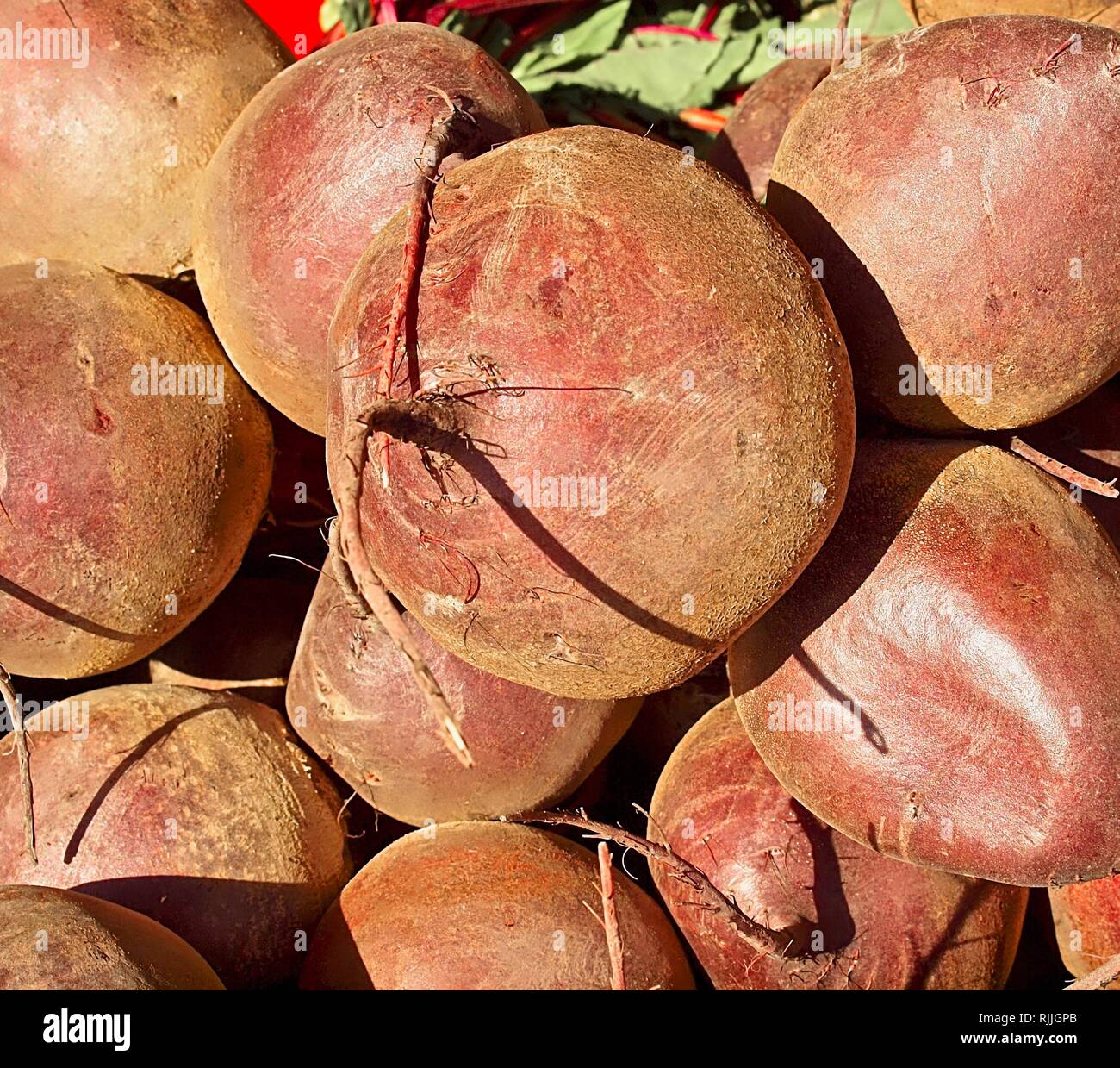 Fresh raw whole beetroot at a food market Stock Photo - Alamy