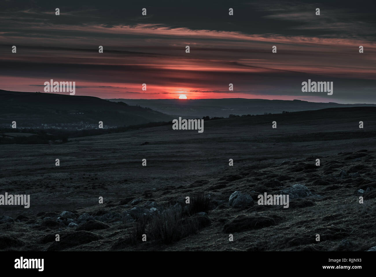 A sunset just about to fall below the mountain horizon Stock Photo - Alamy