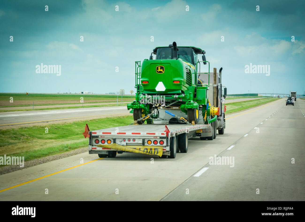 Semi truck with open flat bed hi-res stock photography and images - Alamy