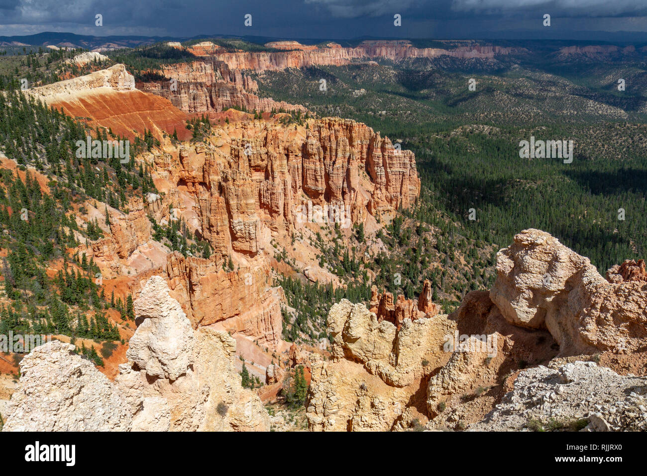 Rainbow Point viewpoint (looking north), Bryce Canyon National Park ...