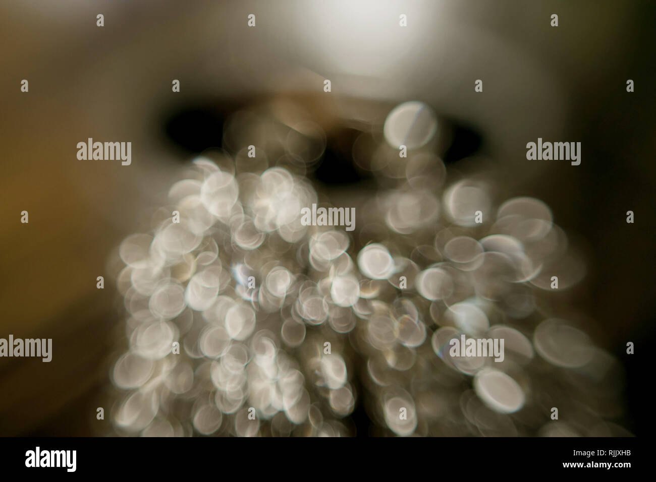 Abstract gold bokeh with blur and flare. Elegant jewelry with bokeh ...