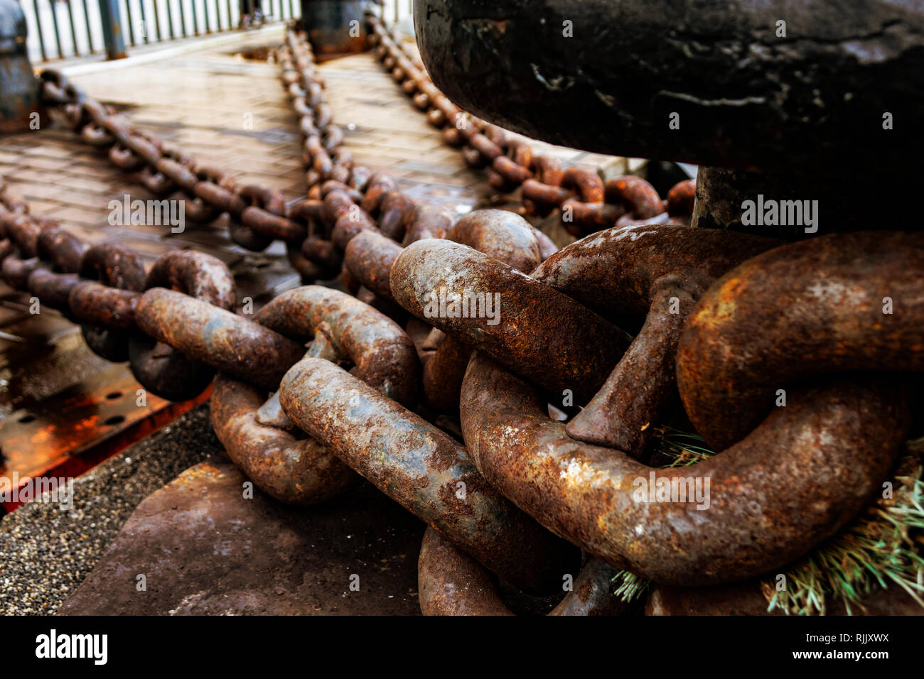 Rusty old boat chains hi-res stock photography and images - Alamy