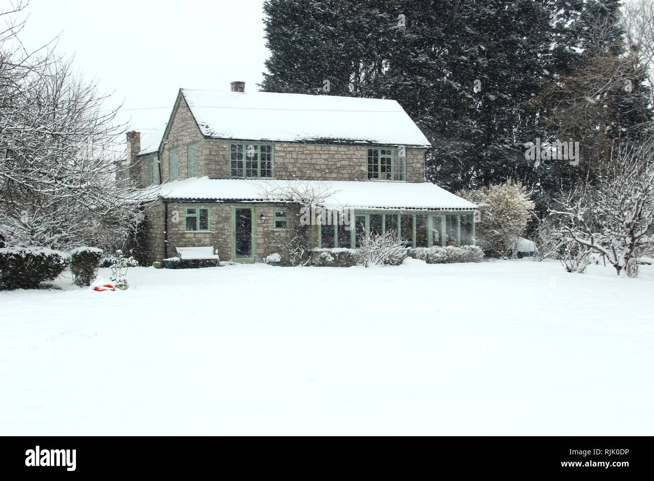 English farm house snow hi-res stock photography and images - Alamy