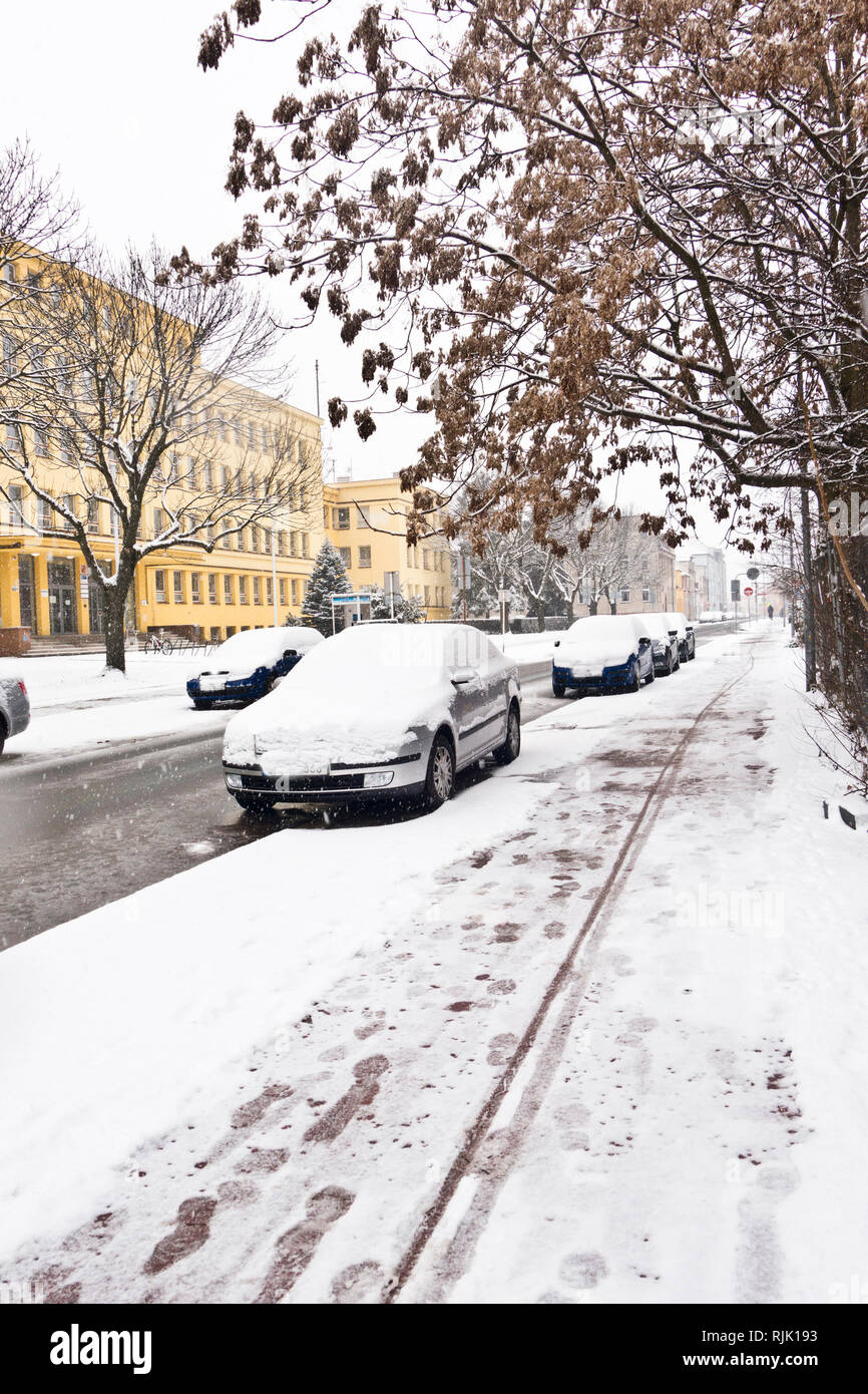Empty city street hi-res stock photography and images - Alamy