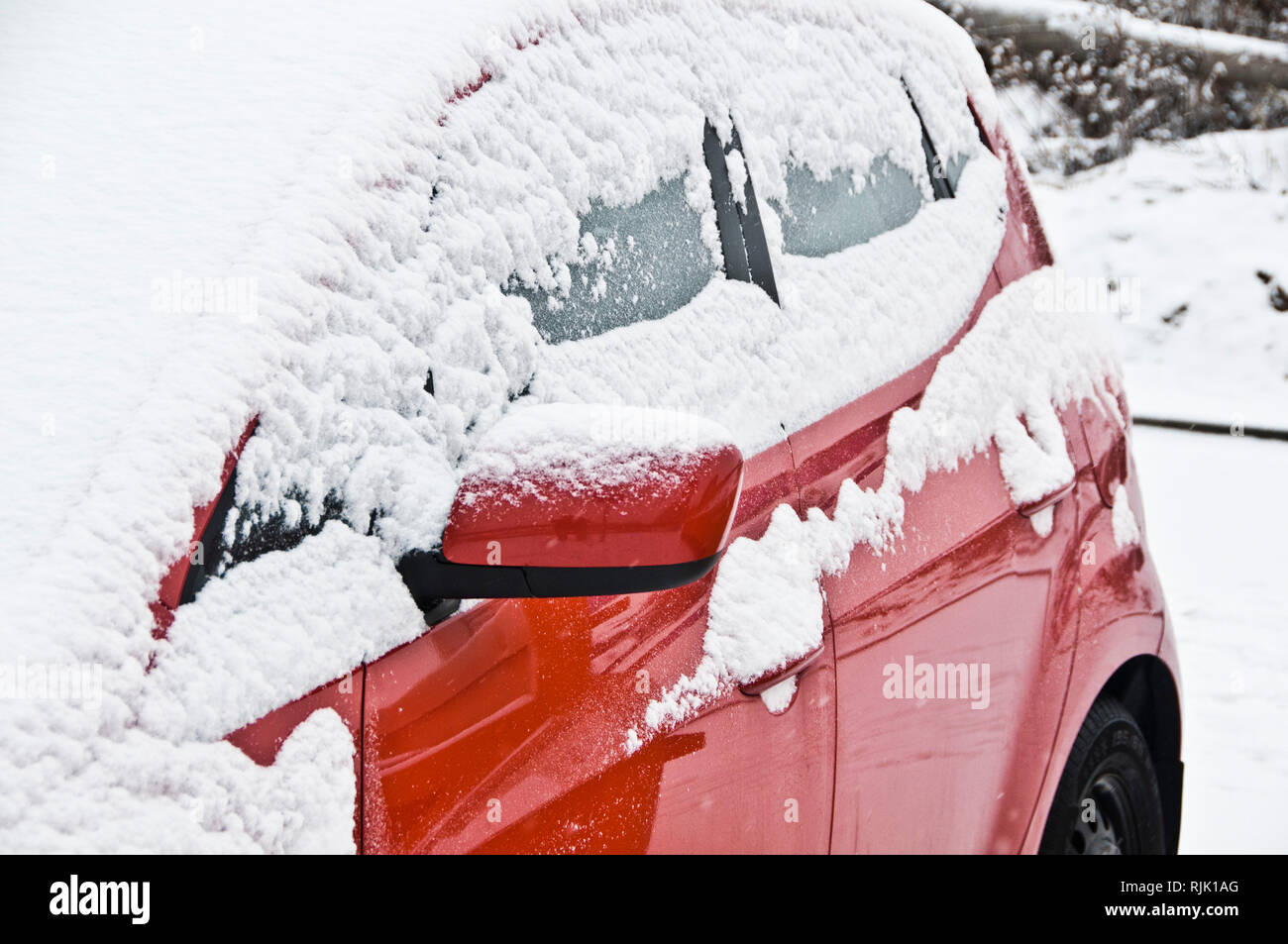 Red car snow hi-res stock photography and images - Alamy
