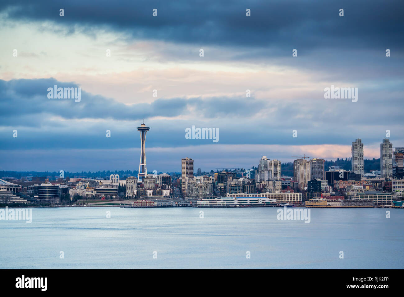 Clouds hang over the Seattle skyline Stock Photo - Alamy