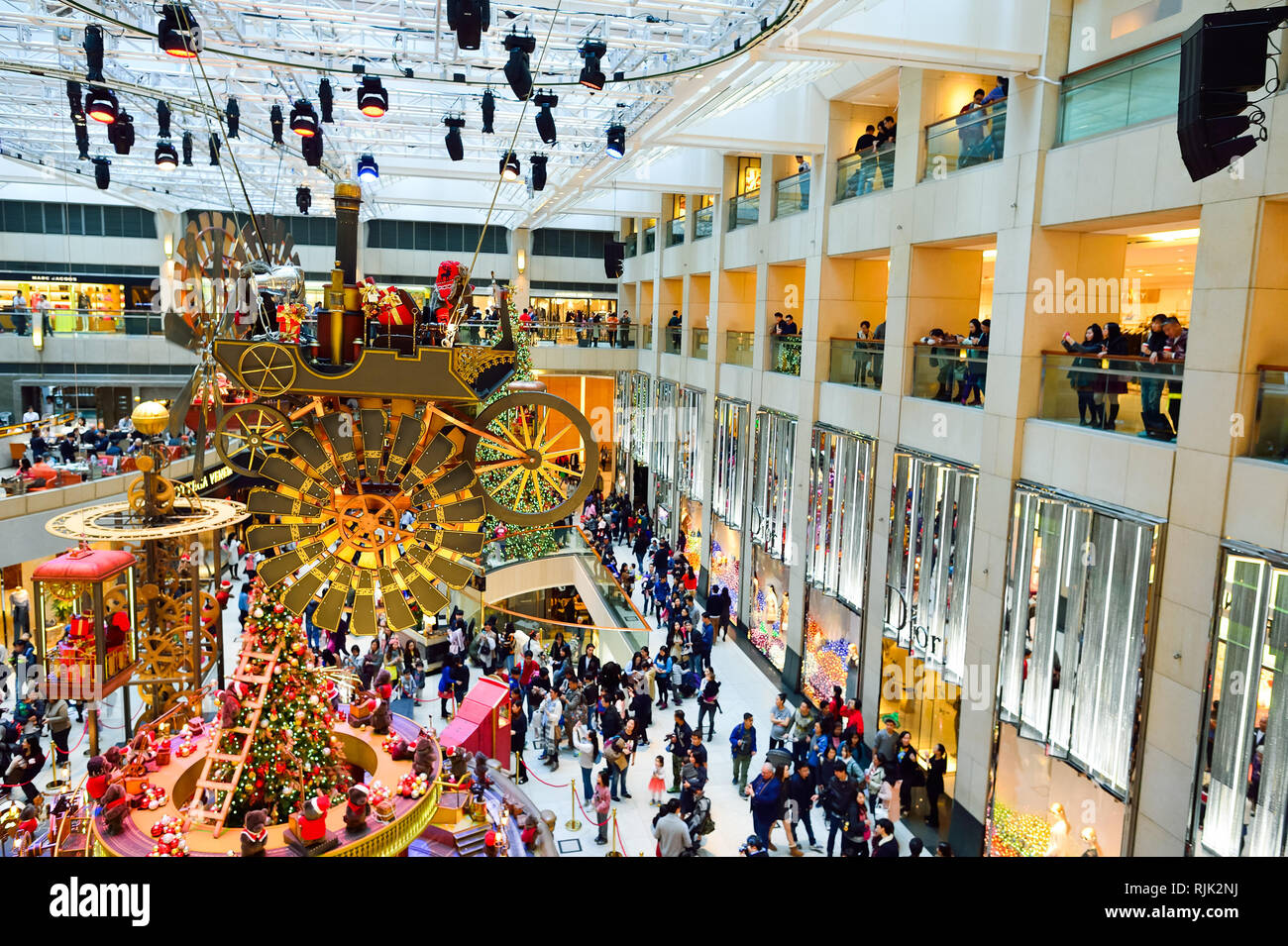 HONG KONG - DECEMBER 25, 2015: interior of the Landmark shopping mall ...