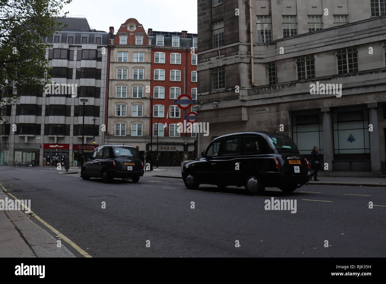 Taxis driving hi-res stock photography and images - Alamy