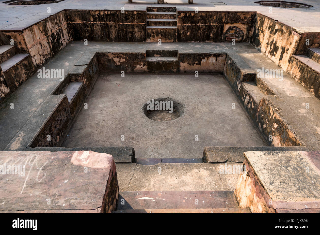 View ofempty ancient swiming pool Jahangir Mahal inside Orchha Fort ...