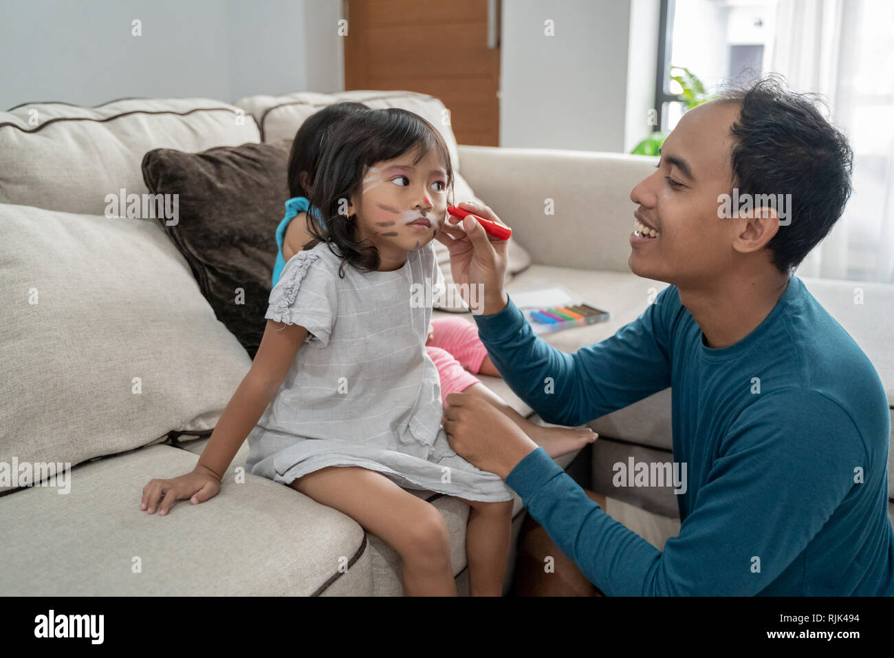 Dad daughters makeup hi-res stock photography and images - Alamy