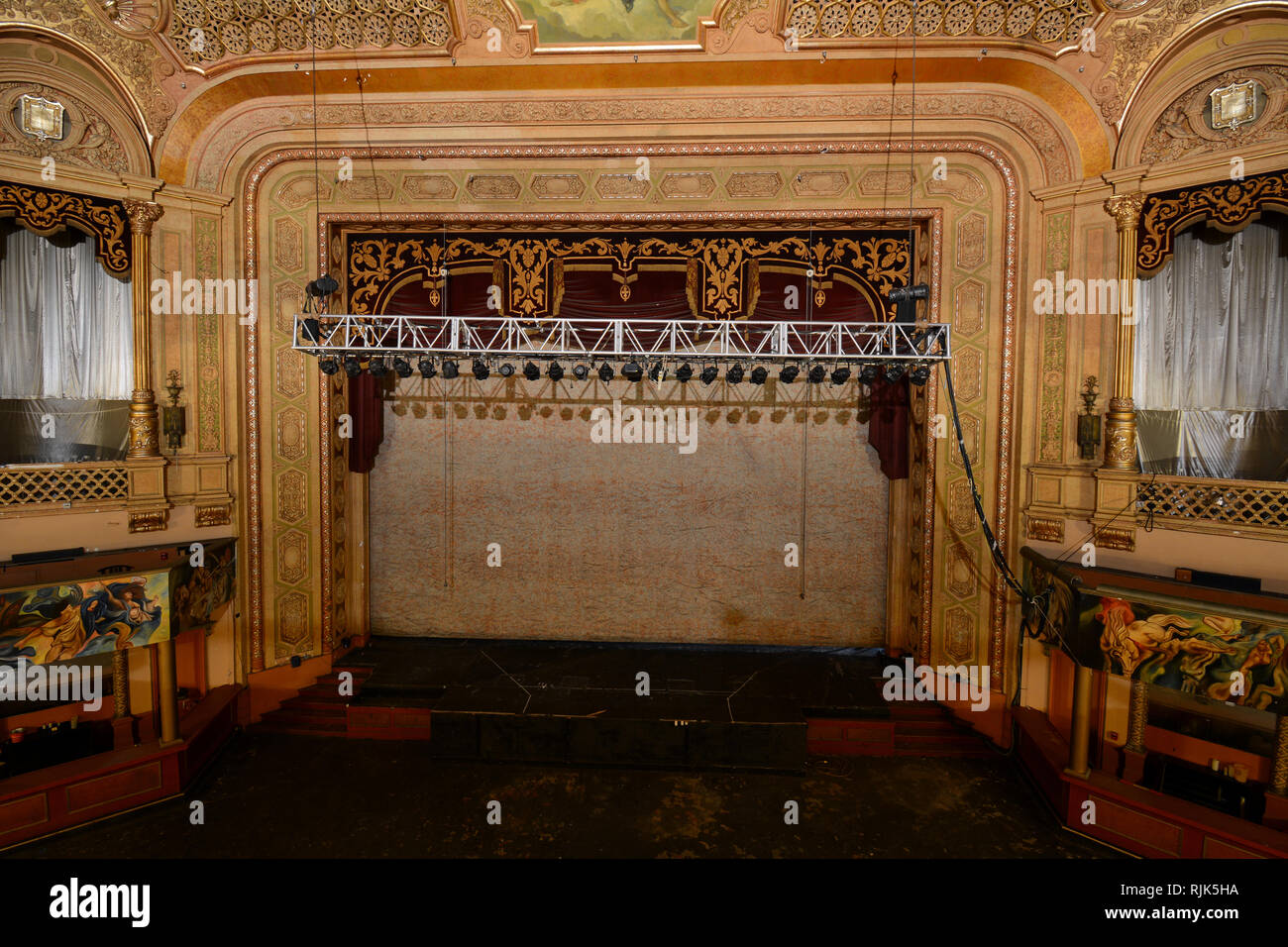 Screen and Stage In Paramount Theater Stock Photo - Alamy