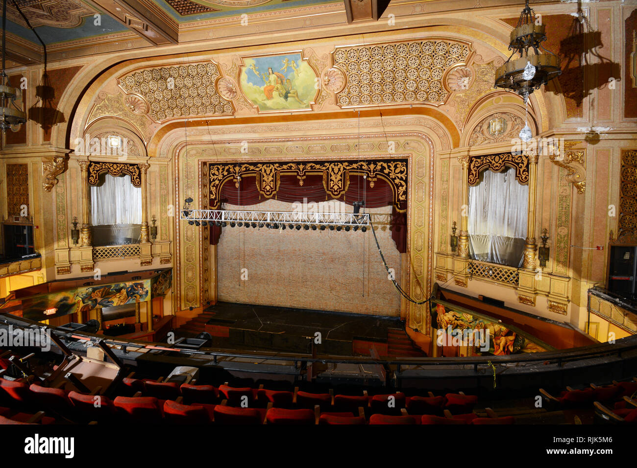Balcony and Screen In Paramount Theater Stock Photo - Alamy