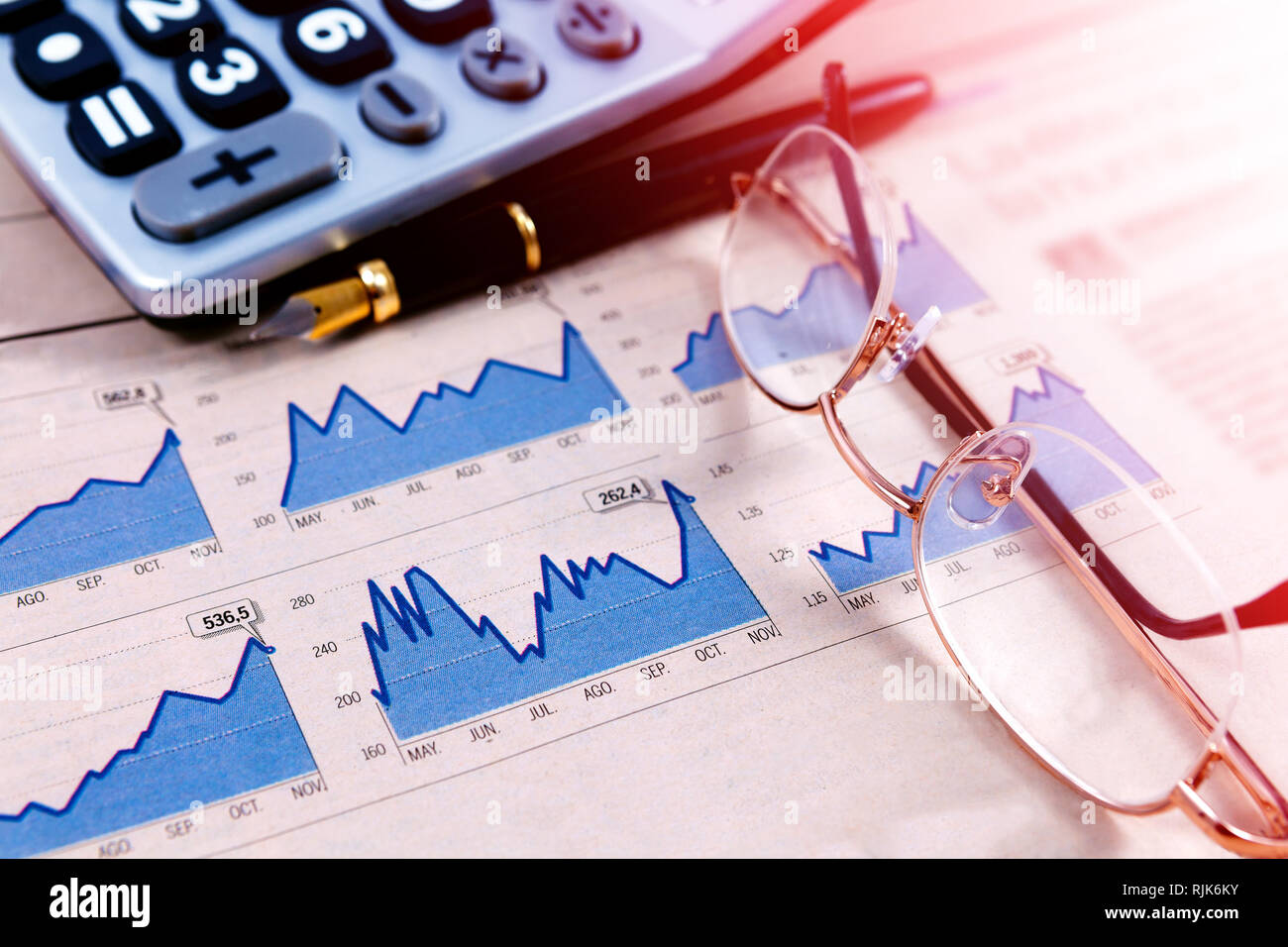 Data analysis graphs hi-res stock photography and images - Alamy