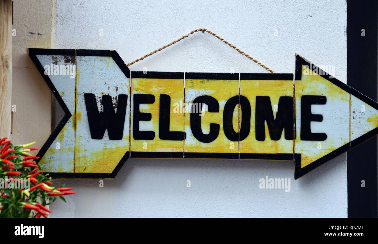 arrow shaped signal "welcome Stock Photo - Alamy