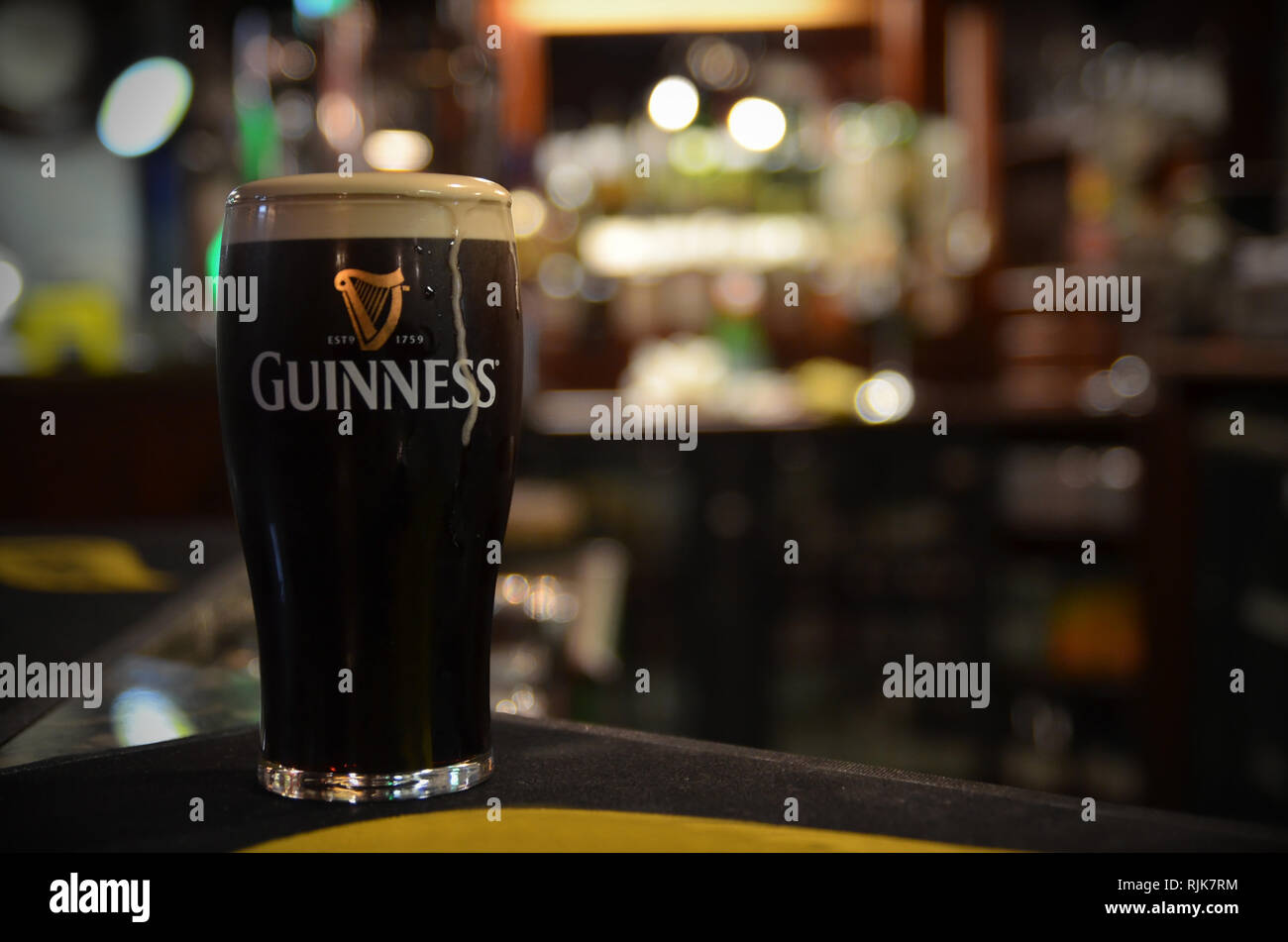 Drinking guinness pub hi-res stock photography and images - Alamy