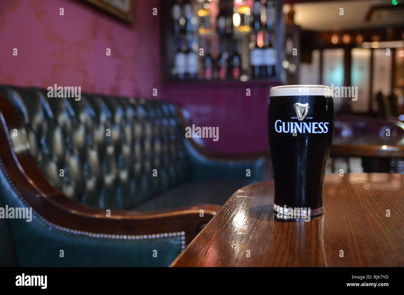 Drinking guinness pub hi-res stock photography and images - Alamy