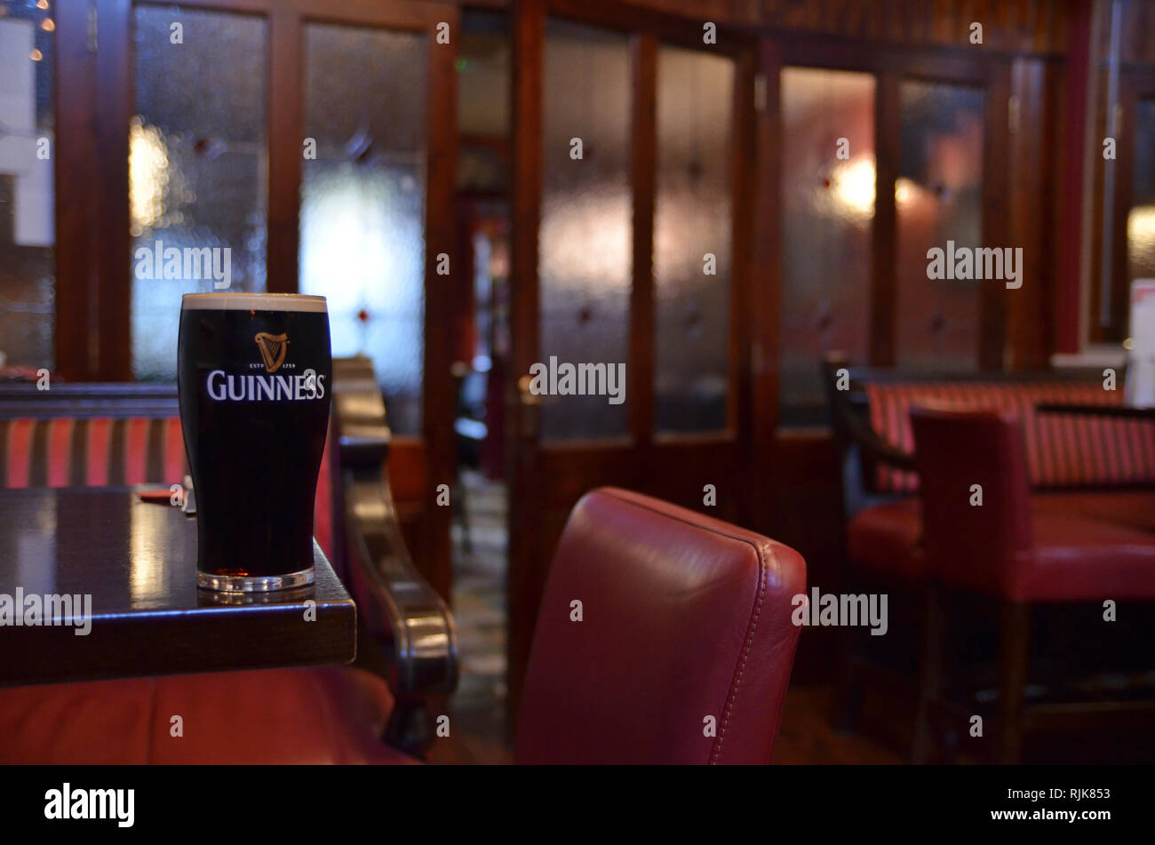 Drinking guinness pub hi-res stock photography and images - Alamy