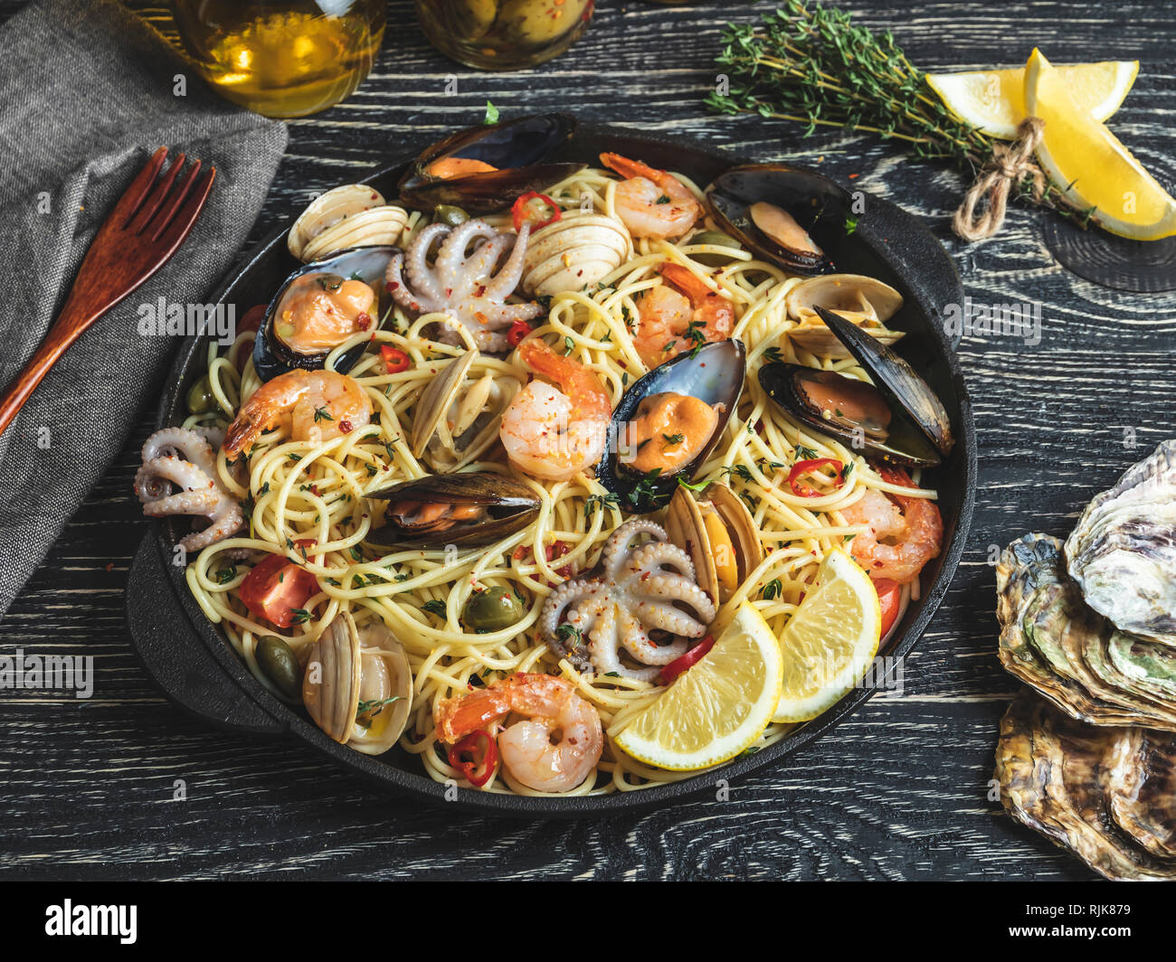 Pan fried clams parsley hi-res stock photography and images - Alamy
