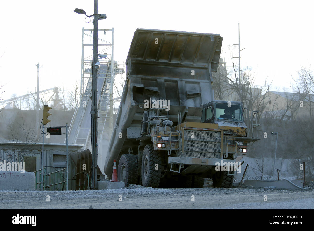 Unloads material hi-res stock photography and images - Alamy