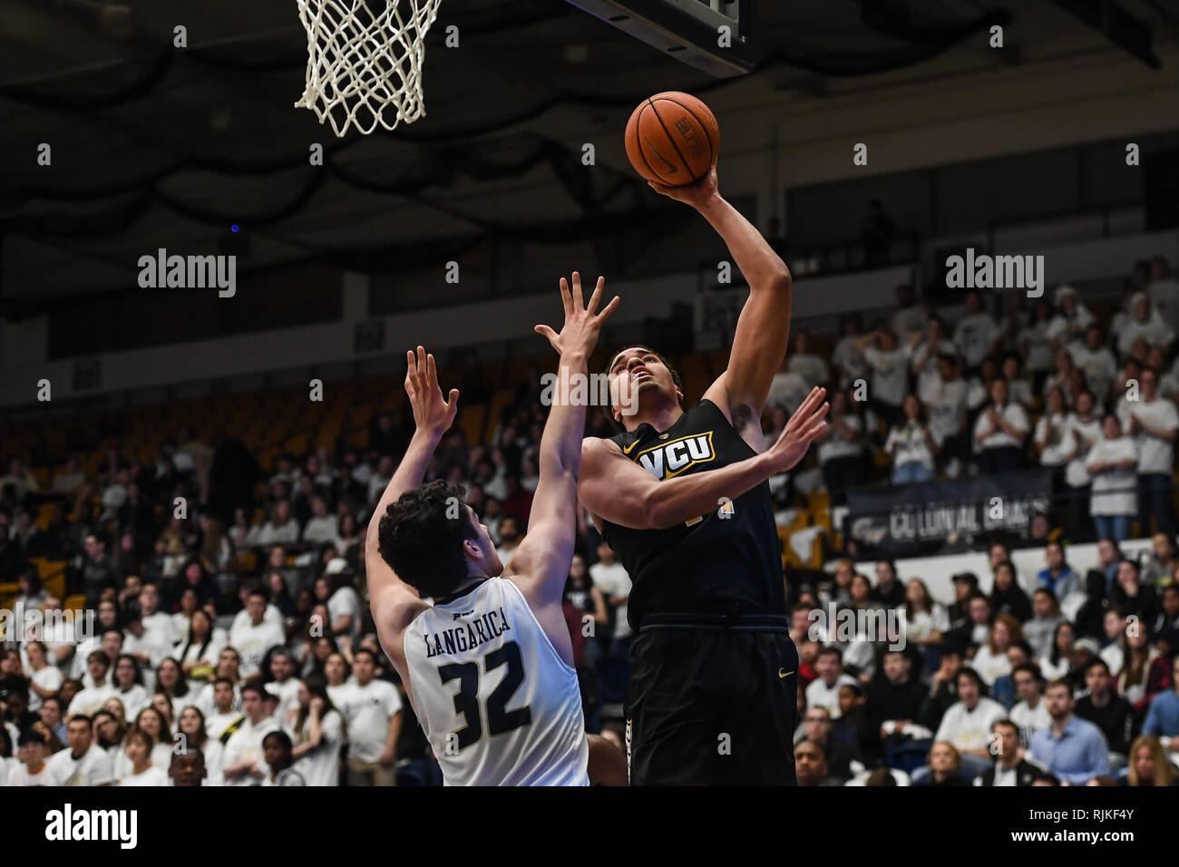 Washington, DC, USA. 11th Jan, 2016. MARCUS SANTOS-SILVA (14) attempts ...