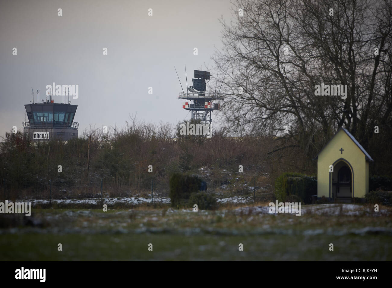 Buchel, Deutschland. 01st Dec, 2017. The radar tower and the tower of ...