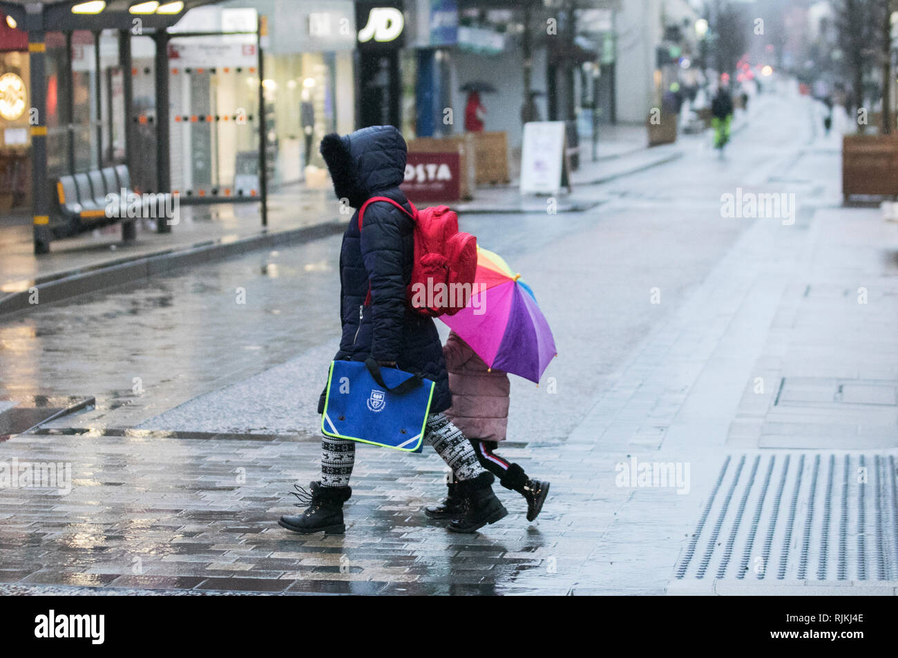Children walking school in rain hi-res stock photography and images - Alamy