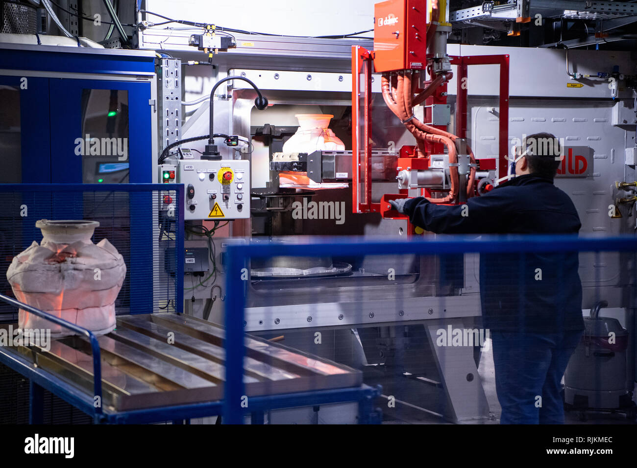 Mtu aero engine international paris hi-res stock photography and images ...