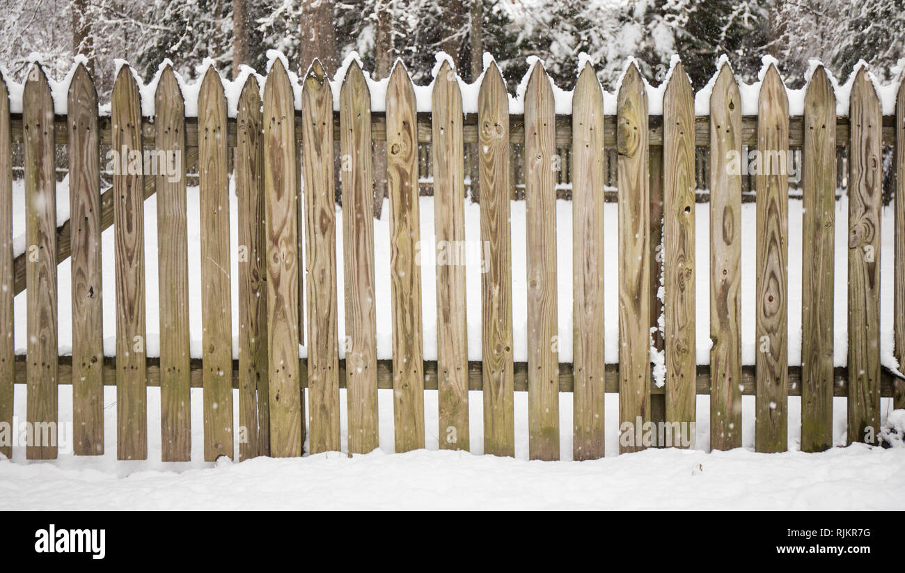 Snow and picket fence hi-res stock photography and images - Alamy