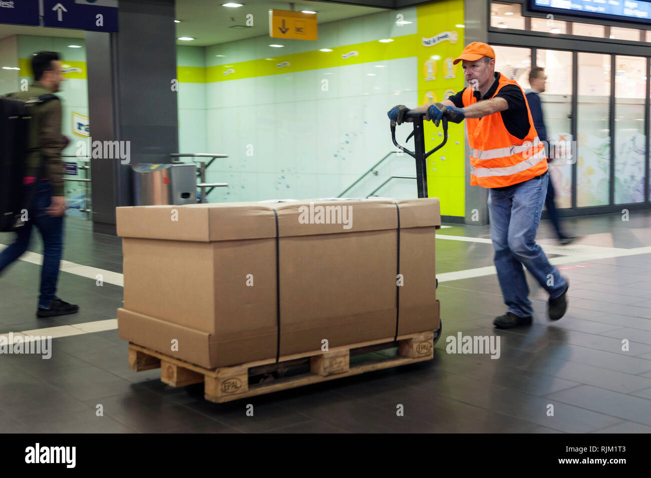Spedition delivers bulky goods in the main station Stock Photo - Alamy