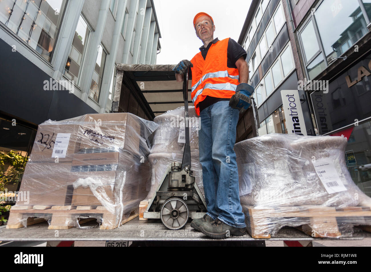 Spedition delivers bulky goods in the pedestrian zone Stock Photo - Alamy