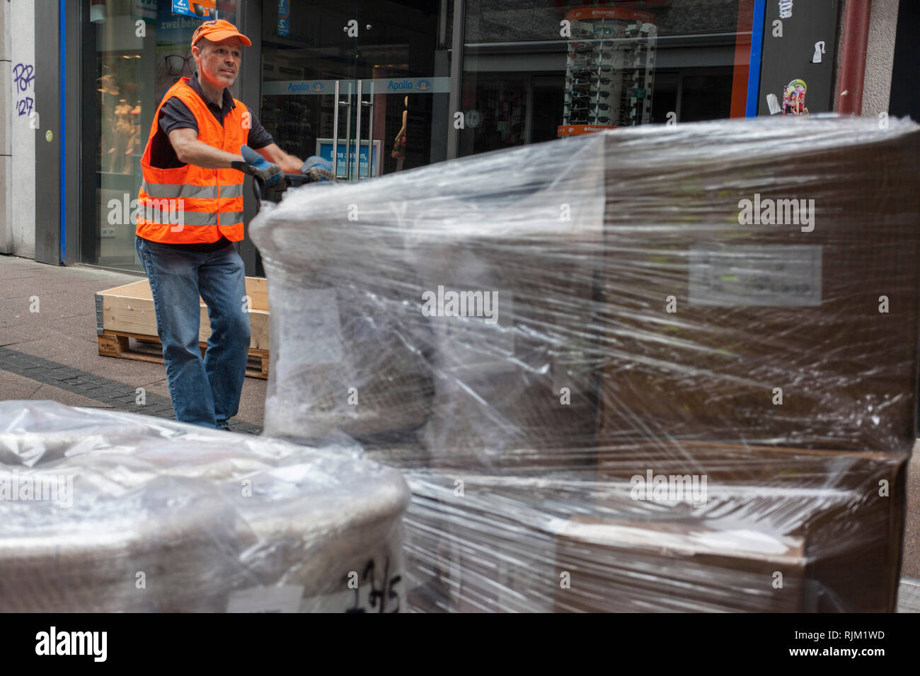 Spedition delivers bulky goods in the pedestrian zone Stock Photo - Alamy