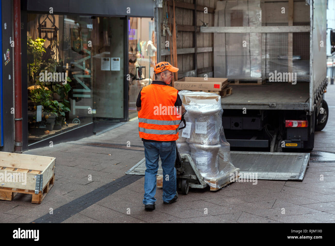 Spedition delivers bulky goods in the pedestrian zone Stock Photo - Alamy